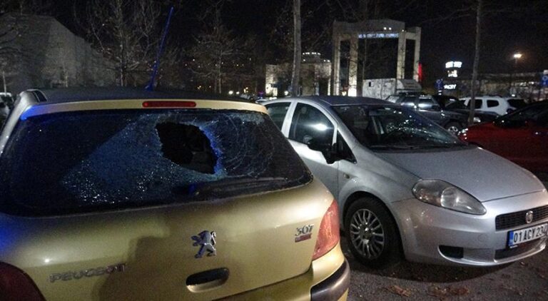 „So etwas habe ich noch nie erlebt.“ Er kam auf den offenen Parkplatz und schlug die Scheiben ...